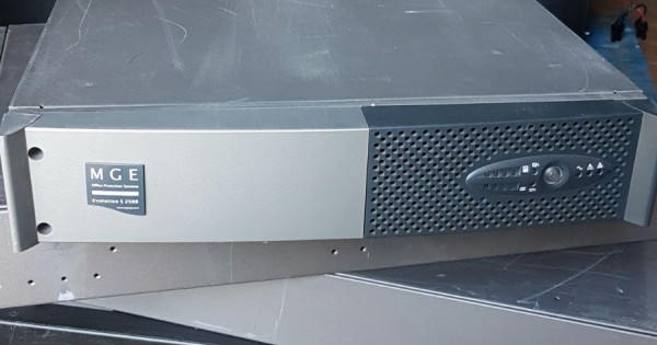UPS Eaton Evolution S2500 RT2U 2.25 kW - 2500VA