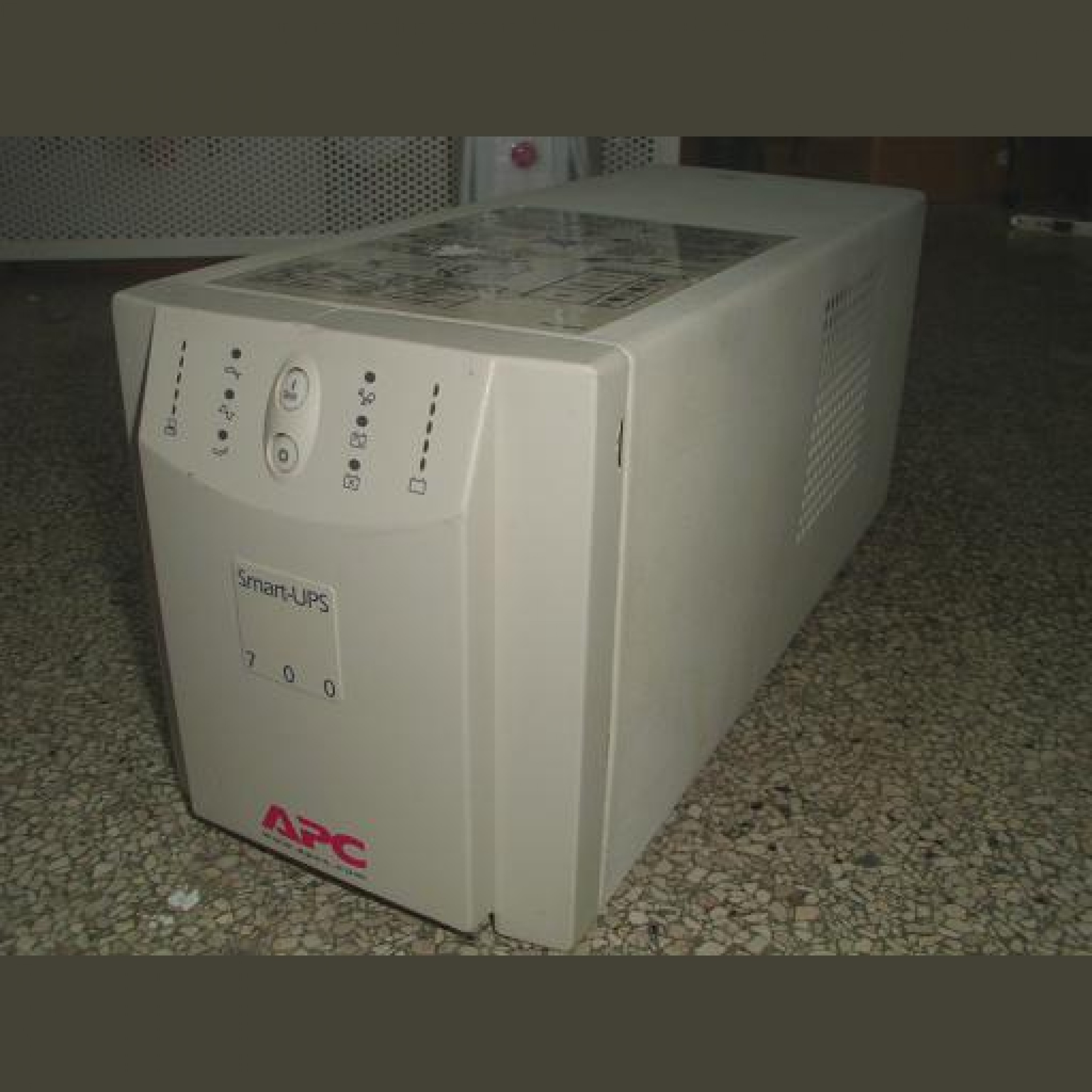 UPS APC 700VA Stand Alone SU700I Reconditionat